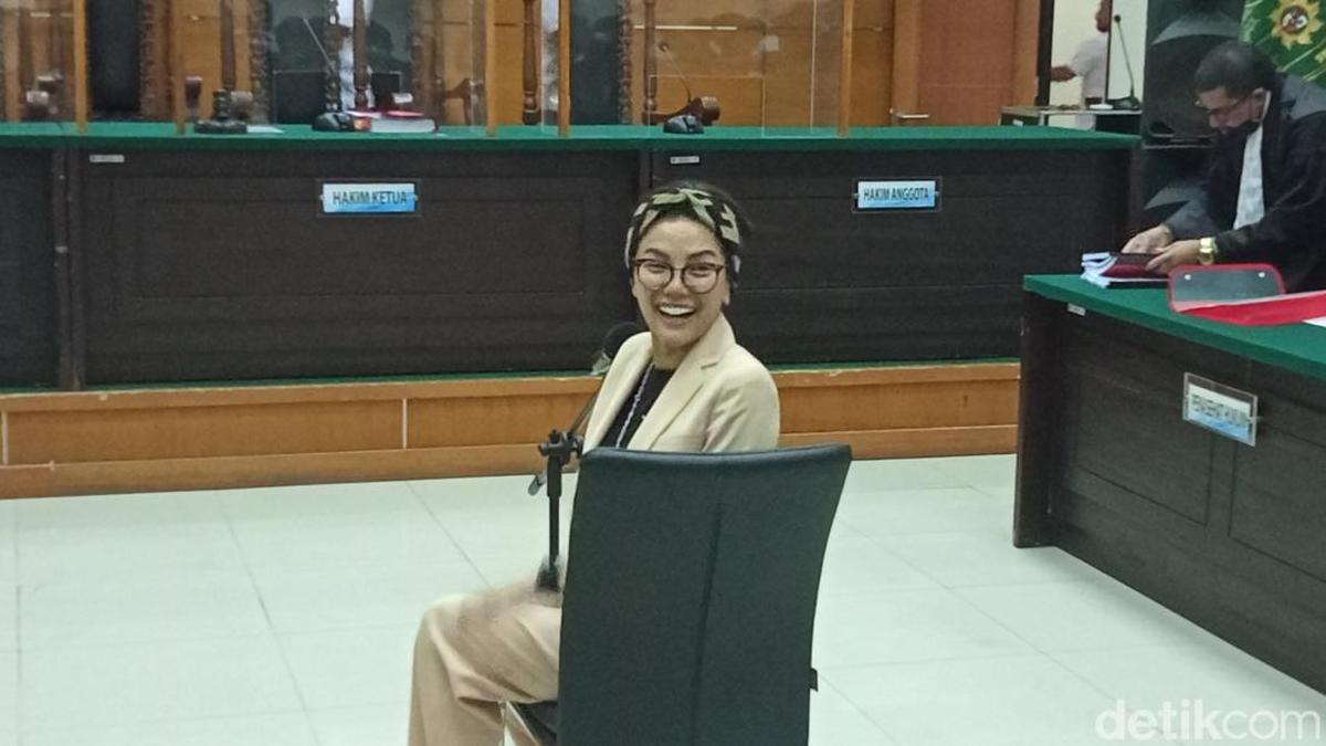Nikita Mirzani Alami Pengeroposan di Leher hingga Bolong, Bisa Picu Lumpuh?