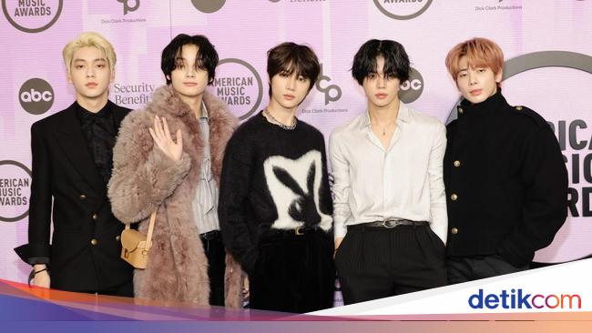 8 Gaya Personel TXT, Debut Jadi Rockstar di AMA 2022 Pakai Saint Laurent