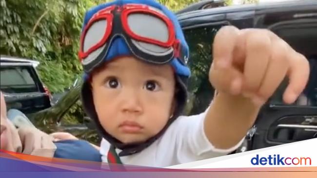 Gaya Imut Rayyanza Cosplay Jadi Pilot Pakai Tas Rp 9,8 Juta saat ke Qatar