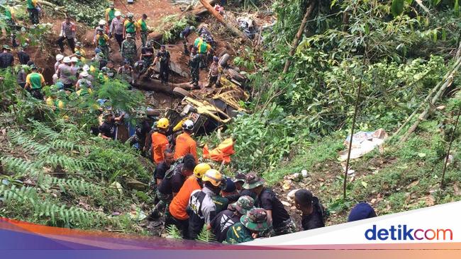 Tim SAR Gabungan Evakuasi 13 Korban Tewas Gempa Cianjur
