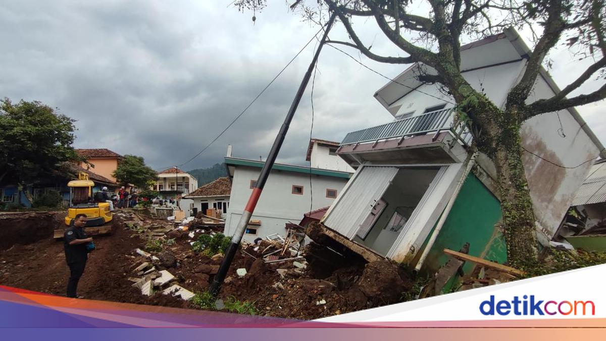Gempa Cianjur Bikin Rumah Pak RT di Desa Sarampad Terangkat