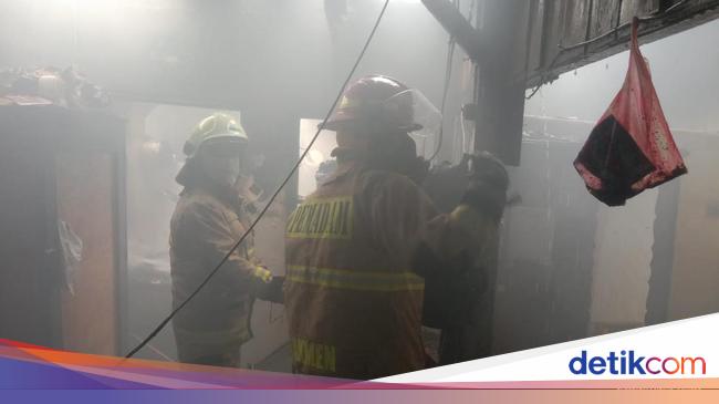 Kebakaran Dekat Rumah Wapres di Jakut gegara Nenek Bakar Sampah Kebakaran Dekat Rumah Wapres di Jakut gegara Nenek Bakar Sampah