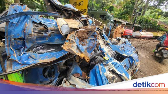 Angkot Hancur Lebur dan Cerita Jeritan Korban Gempa