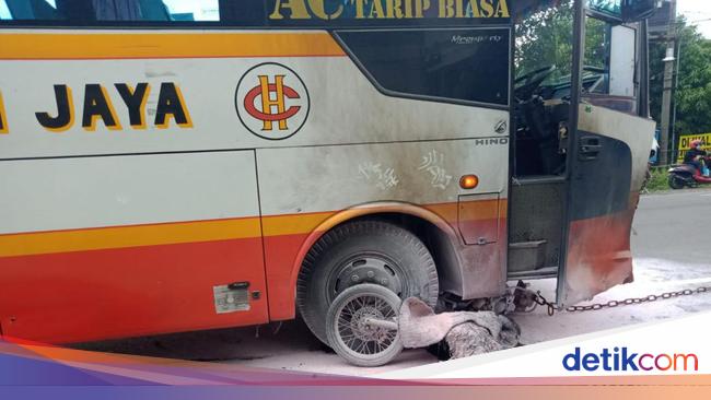 Bus Harapan Jaya Tabrak Motor hingga Terbakar di Jombang, Pengendara Tewas