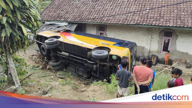 Bus Rombongan Mahasiswa Untirta Terguling di Lebak Banten