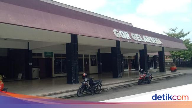 Melihat Kerusakan GOR Gelarsena Klaten: Atap Bocor-Lantai Ditambal Melihat Kerusakan GOR Gelarsena Klaten: Atap Bocor-Lantai Ditambal