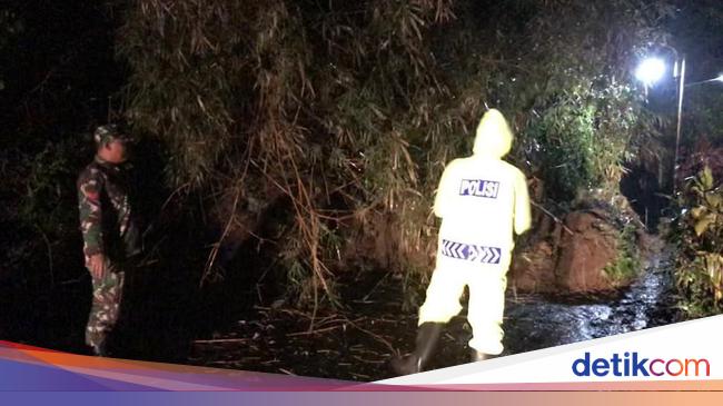 Tebing di Bulukerto Longsor, Akses Jalan Desa Conto Tertutup Tebing di Bulukerto Longsor, Akses Jalan Desa Conto Tertutup