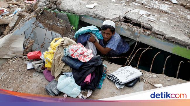 Perjuangan Warga Menembus Reruntuhan Gempa untuk Evakuasi Barang