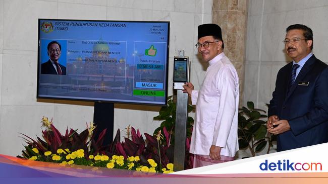 PM Malaysia Anwar Ibrahim Mulai Ngantor di Putrajaya