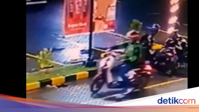 Maling Motor di Restoran Kuta Terekam CCTV Viral, Pelaku Berjaket Ojol