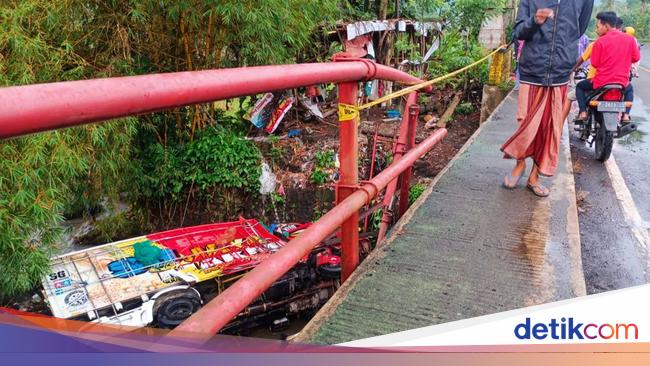Truk Muat Cabai Terjun ke Sungai di Banyuwangi gegara Sopir Ngantuk