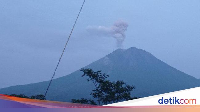 Gunung Semeru Erupsi, Tinggi Kolom Abu 700 Meter di Atas Puncak