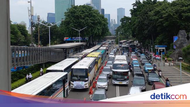 Jalan Jenderal Sudirman Macet Parah, Kendaraan Masuk Jalur Bus TransJakarta