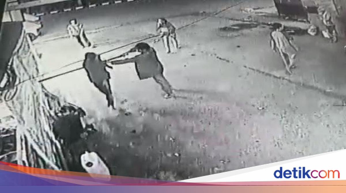 Pedagang di Palembang Nyaris Tewas Dibacok-Dipukul Secara Brutal