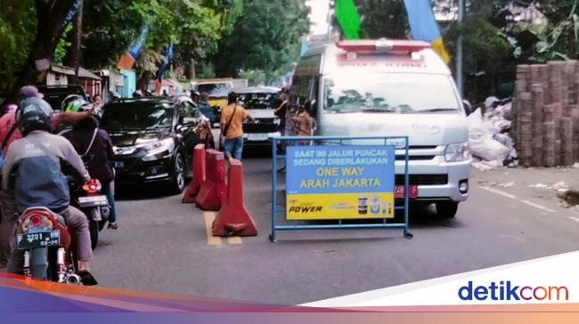 Lalin Kawasan Puncak Macet, One Way Arah Jakarta Diberlakukan