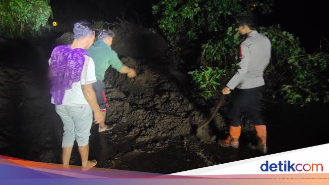 Tebing 40 Meter Longsor Tutup Jalur Bromo, Wisatawan 2 Jam Terjebak Macet