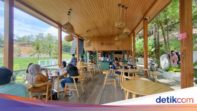 Adem! Makan Ayam Goreng Sambal Cibiuk Berpemandangan Sawah Garut