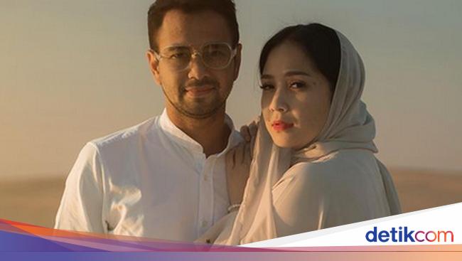 7 Foto Nagita Slavina di Gurun Pasir, Tampil Muslimah dengan Kaftan & Kerudung