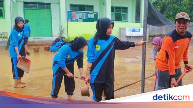 Warga Pesanggaran Banyuwangi yang Terisolir karena Banjir Terancam ...