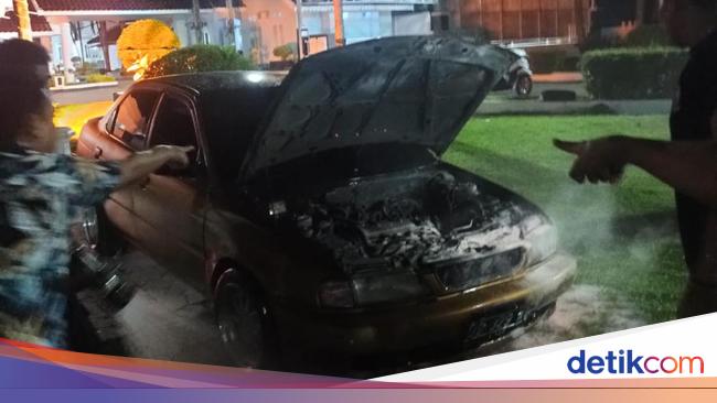 Mobil Sedan Terbakar di Halaman Rujab Bupati Sinjai, Sempat Terdengar Ledakan