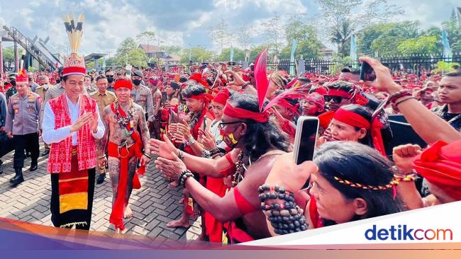 Panglima Jilah Suku Dayak: Pasukan Merah Kawal Jokowi Satu Komando Panglima Jilah Suku Dayak: Pasukan Merah Kawal Jokowi Satu Komando