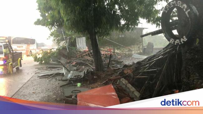 Berteduh Saat Hujan Angin, 2 Orang di Gresik Tertimpa Pohon Hingga Patah Kaki