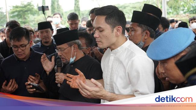 Doa Ben Kasyafani di Pemakaman Sang Ayah