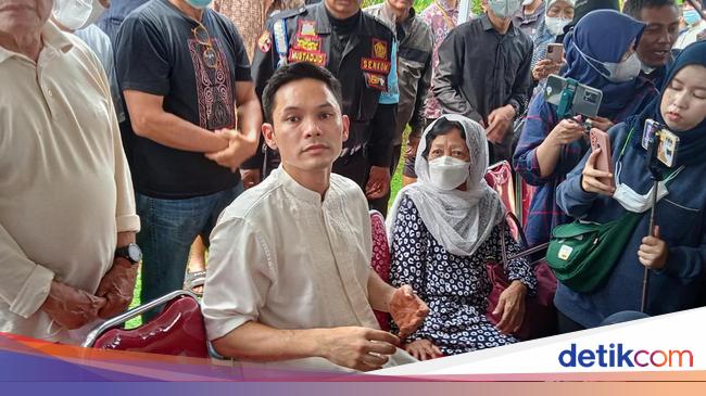 Tatapan Kosong Ben Kasyafani di Pemakaman Ayah