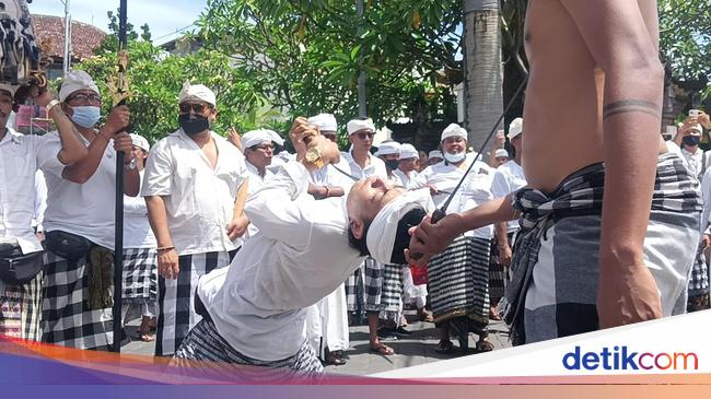 Kerauhan Massal saat Nangluk Merana di Kuta, Tusuk Diri Pakai Keris