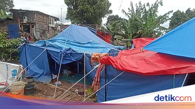 Tenda Pengungsi di Cianjur Bocor Imbas Label Gereja Dicabut! Tenda Pengungsi di Cianjur Bocor Imbas Label Gereja Dicabut!