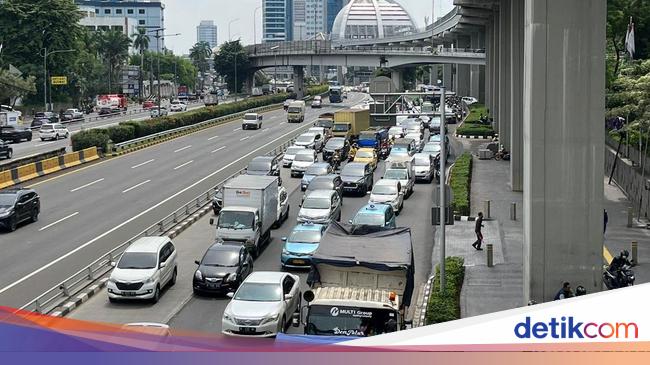 Pengendara Terjebak Macet di Jl Gatsu: Harusnya Truk Tak Lewat Sini