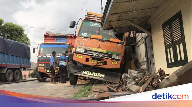 Truk Tronton Tabrak 3 Rumah di Tepi Jalur Pantura Rembang