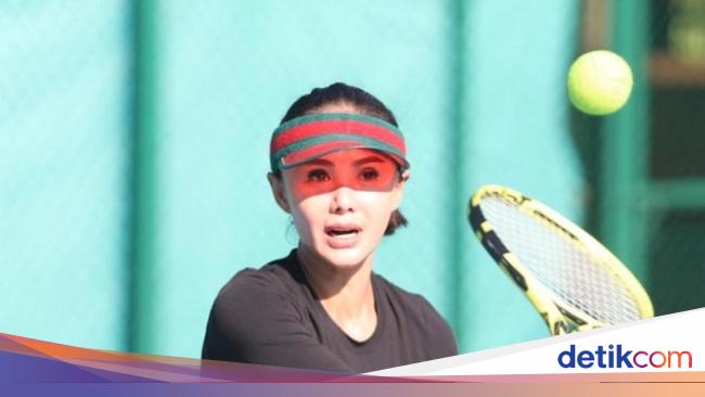 7 Foto Yuni Shara Saat Main Tenis Yang Bikin Salfok Tubuh Bak Abg Disorot