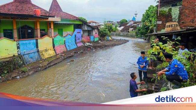 Antisipasi Banjir Banyuwangi Tanggul Ditinggikan-Keruk Sungai Kali Lo