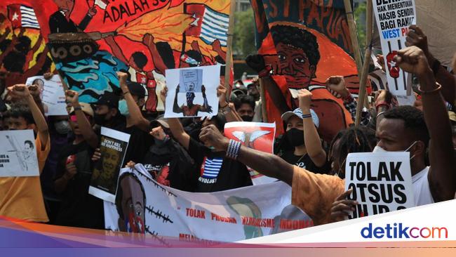 Atribut Papua Merdeka Mejeng Saat Demo Mahasiswa di Patung Kuda