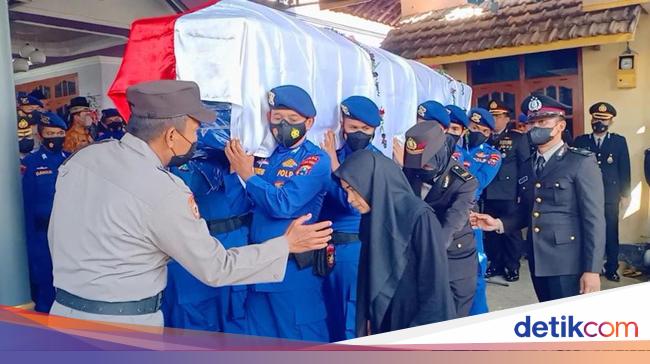 Tradisi Brobosan Iringi Keberangkatan Jenazah Kru Heli Polri ke Pemakaman