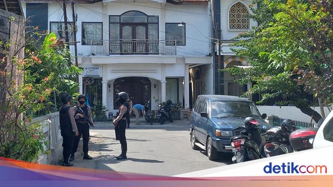 Fakta-fakta Densus 88 Tangkap 4 Terduga Teroris di Sukoharjo Fakta-fakta Densus 88 Tangkap 4 Terduga Teroris di Sukoharjo