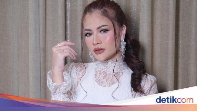 Hesty Klepek Klepek Tak Tertarik Jadi Model Meski Postur Tubuh Tinggi