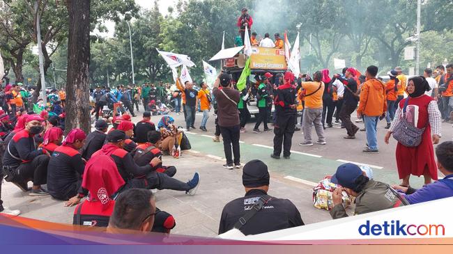 Massa Buruh Geruduk Balai Kota DKI, Tuntut Kenaikan UMP 10,55% Massa Buruh Geruduk Balai Kota DKI, Tuntut Kenaikan UMP 10,55%