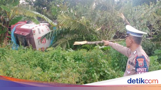 Gegara Rem Blong, Truk Tangki BBM Terbalik ke Kebun Salak di Tapsel