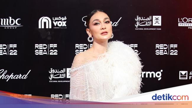 Gaya Glamor Luna Maya di Red Sea Film Festival 2022 yang Digelar di Jeddah