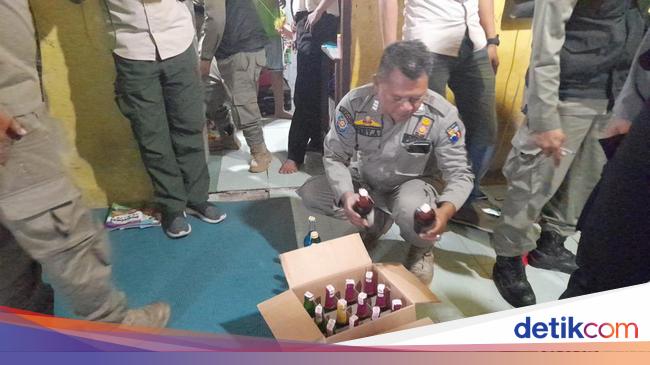 Petugas Amankan Ratusan Botol Miras saat Razia di Kota Bogor