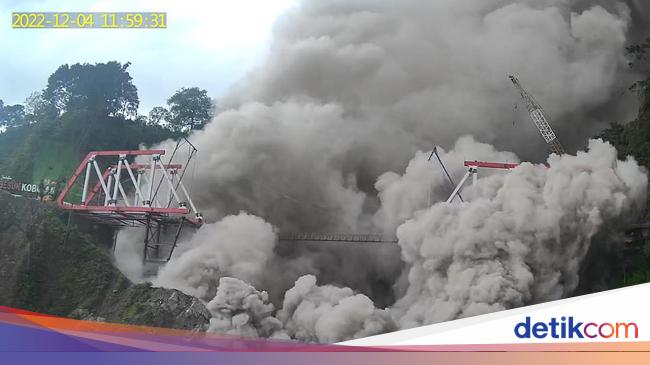 Video Penampakan Gunung Semeru Muntahkan Awan Panas Sejauh 7 Km