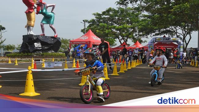 Anak-anak Adu Cepat Balap Sepeda Dorong di Serang