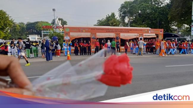 Ratusan Pelajar Pamekasan Ajak Hindari Pergaulan Bebas Peringati Hari AIDS Ratusan Pelajar Pamekasan Ajak Hindari Pergaulan Bebas Peringati Hari AIDS