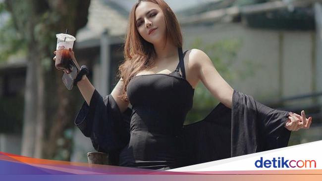 Cantik dan Seksi! Ini Pedangdut Ratu Rizky Nabila Saat Kulineran
