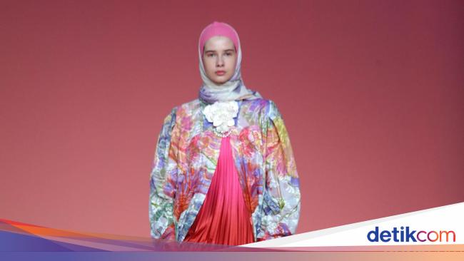 10 Koleksi Busana Ria Miranda 2023, Warna Bold Terinspirasi Ikan Cupang