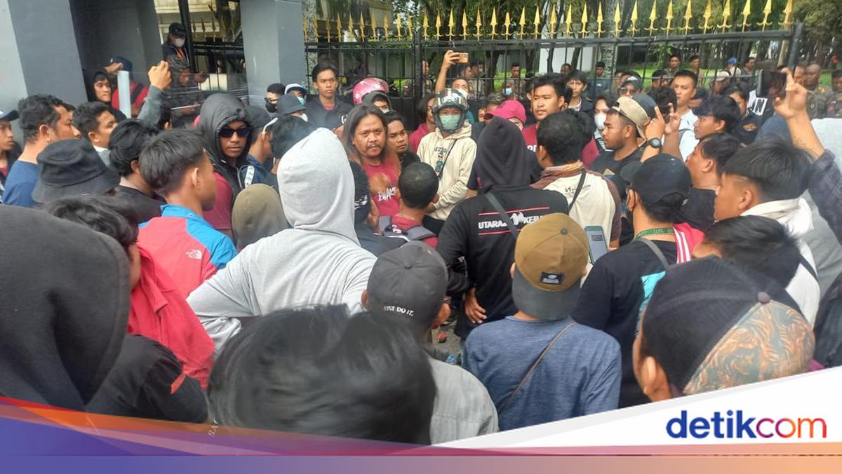 Dugaan Satpol PP Sulsel Aniaya Sadis Suporter PSM Pendemo Kantor Gubernur