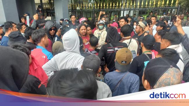 Tak Jelas Nasib Mattoanging di Era ASS, Suporter PSM Duduki Kantor Gubernur