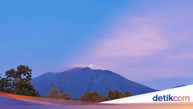 Aktivitas Vulkanik Fluktuatif, Gunung Raung Keluarkan Asap Putih 100 Meter